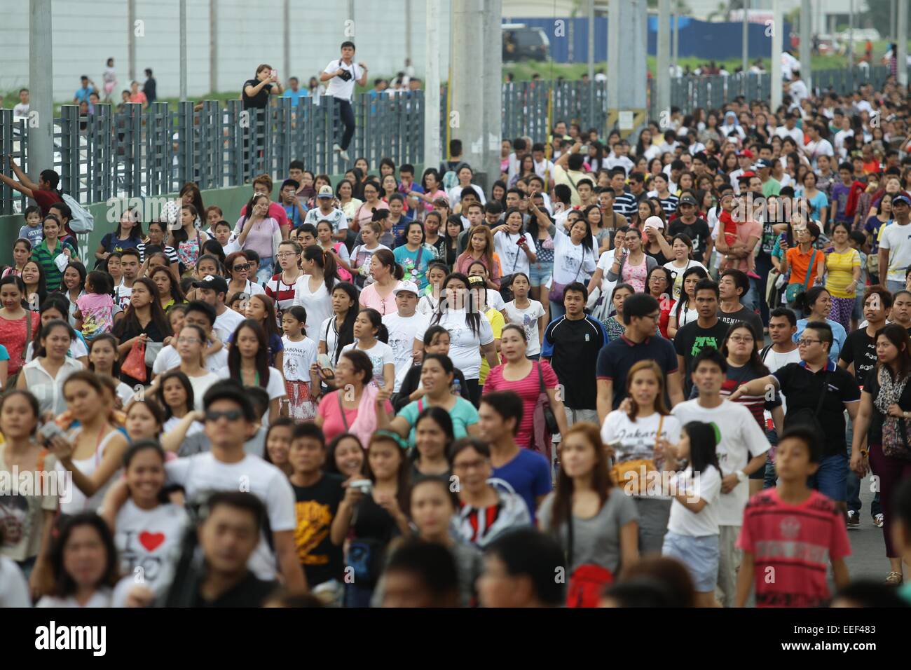 Manila, Philippines. 16th Jan, 2015. The crowd waits for Pope Francis ...