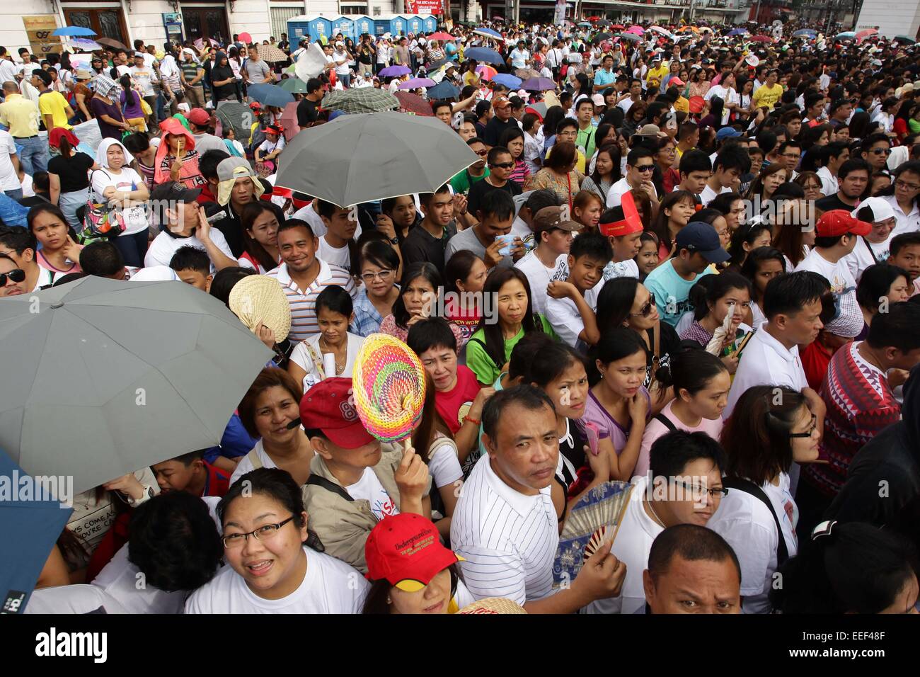 Manila, Philippines. 16th Jan, 2015. The crowd waits for Pope Francis ...