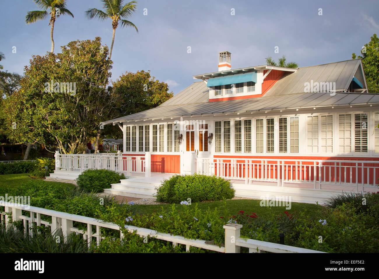 Cottage front door hi-res stock photography and images - Alamy