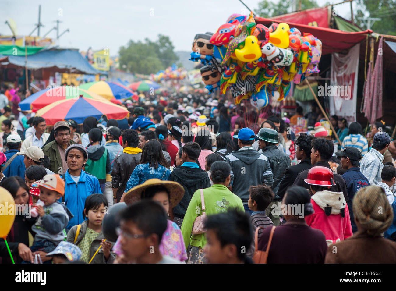 Crowd scene hi-res stock photography and images - Alamy