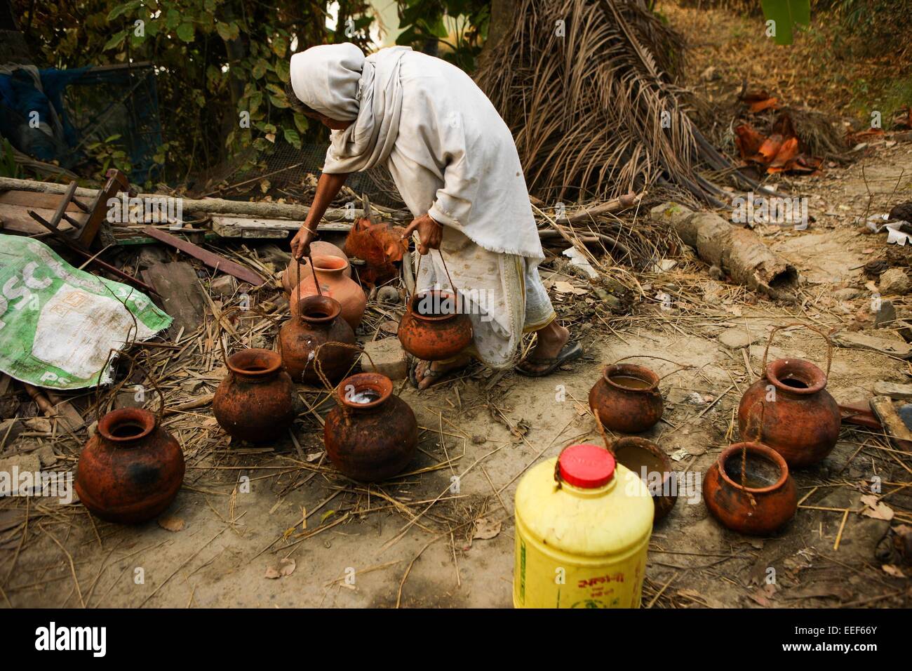 (150117) -- CALCUTTA, Jan. 17, 2015 (Xinhua) -- A villager stores the ...