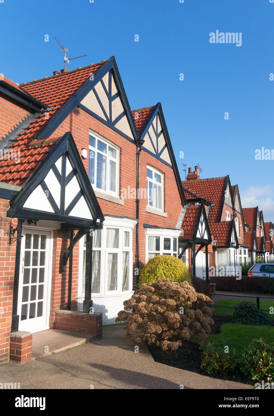 Row of houses uk detached High Resolution Stock Photography and Images ...