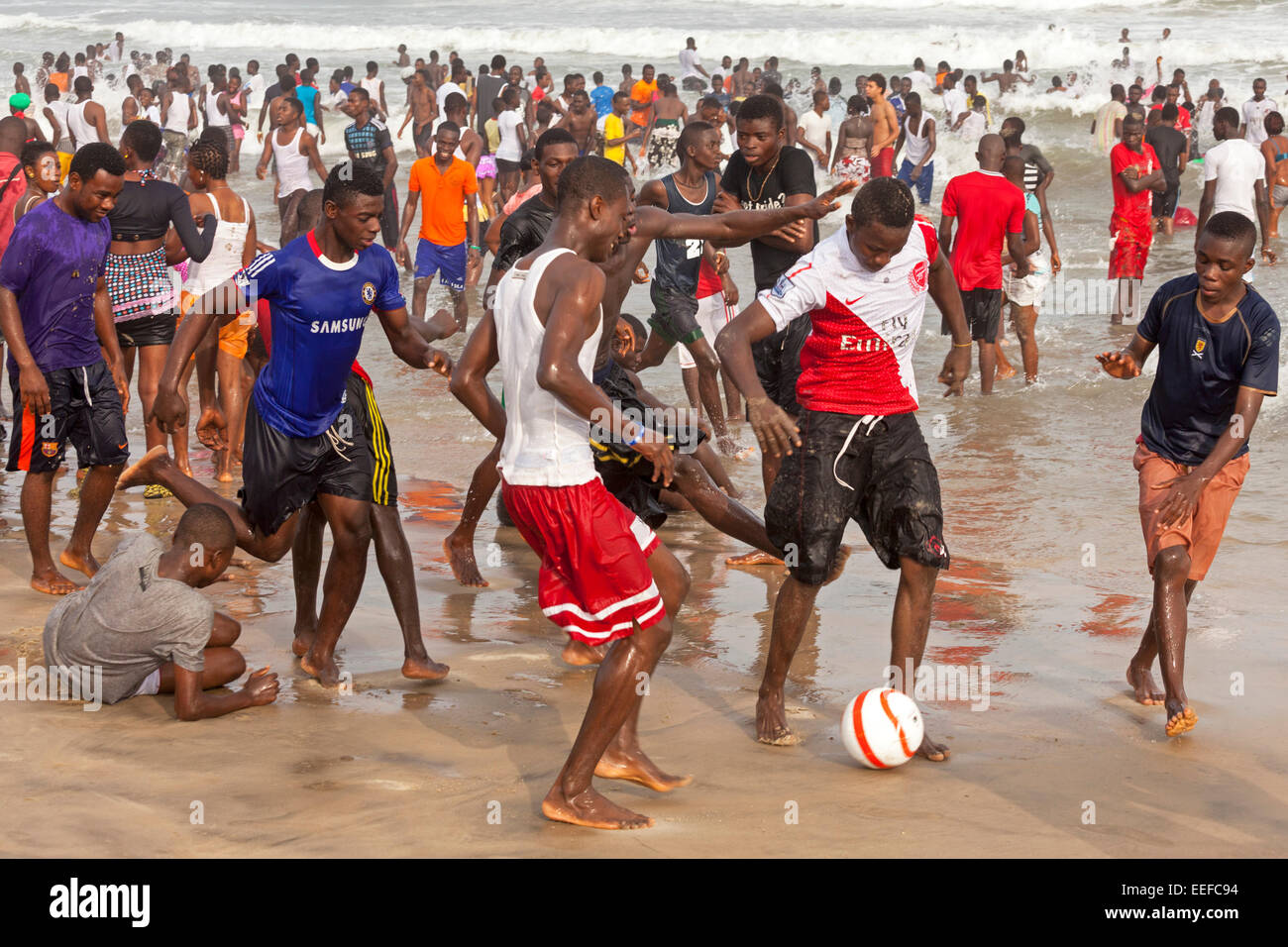 Crowds on Labadi beach, Accra, Ghana, Africa Stock Photo - Alamy