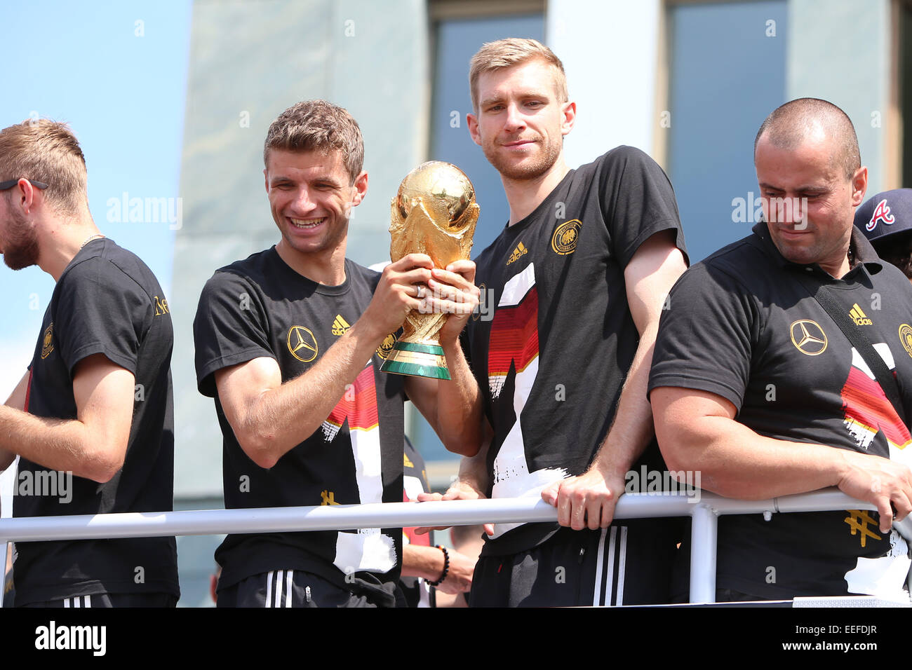 The Germany national football team arriving at Brandenburg Gate ...