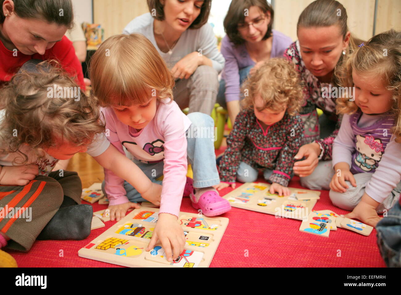 Spielende kinder hi-res stock photography and images - Alamy