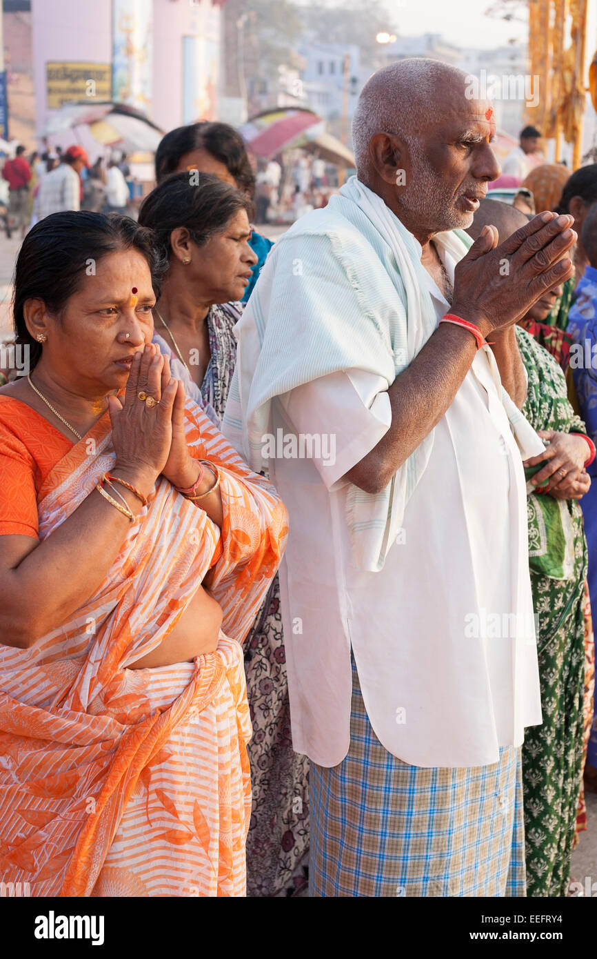 India indian woman praying worship hi-res stock photography and images ...