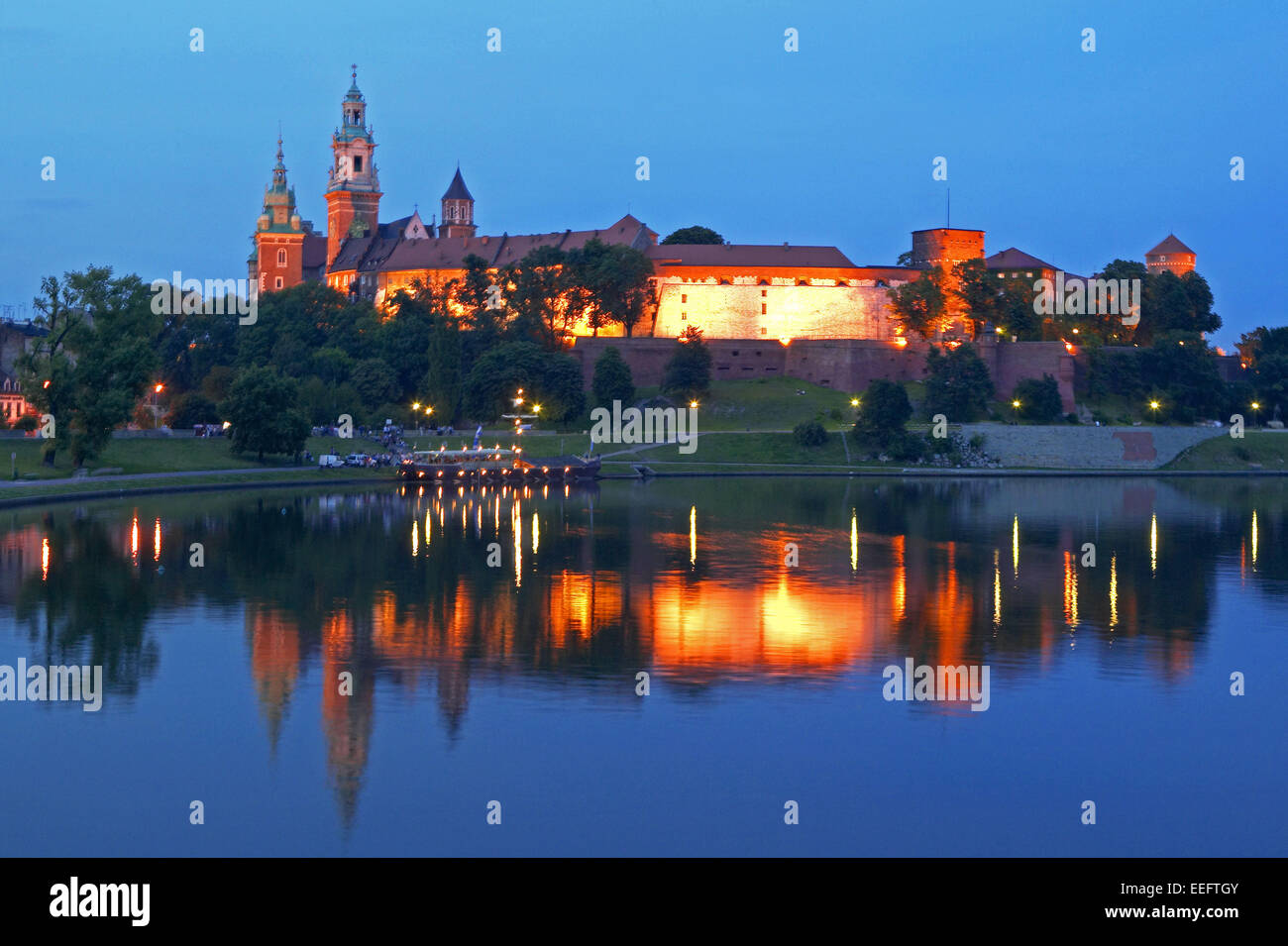 Polen Krakau Krakow Wawel Schloss Kirche Weichsel Nacht Daemmerung ...