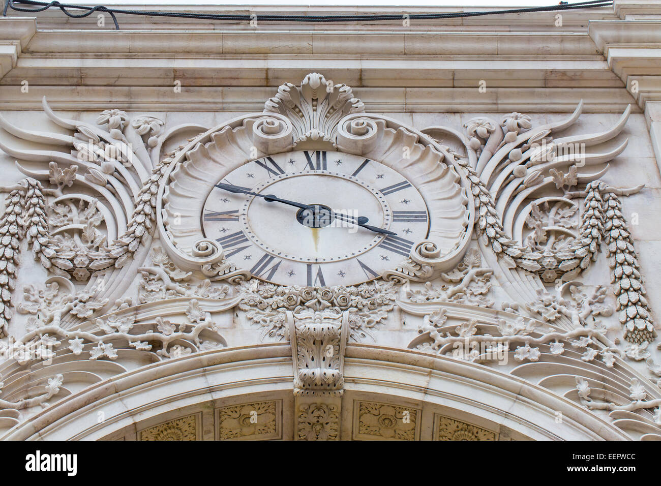 Busy street in lisbon hi-res stock photography and images - Alamy