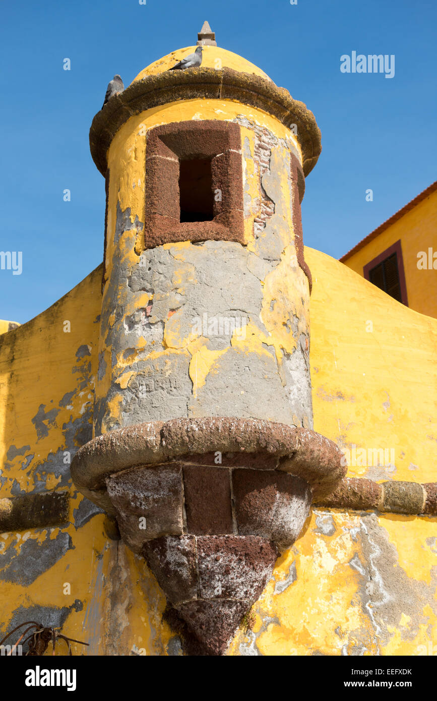 Yellow brick castle hi-res stock photography and images - Alamy