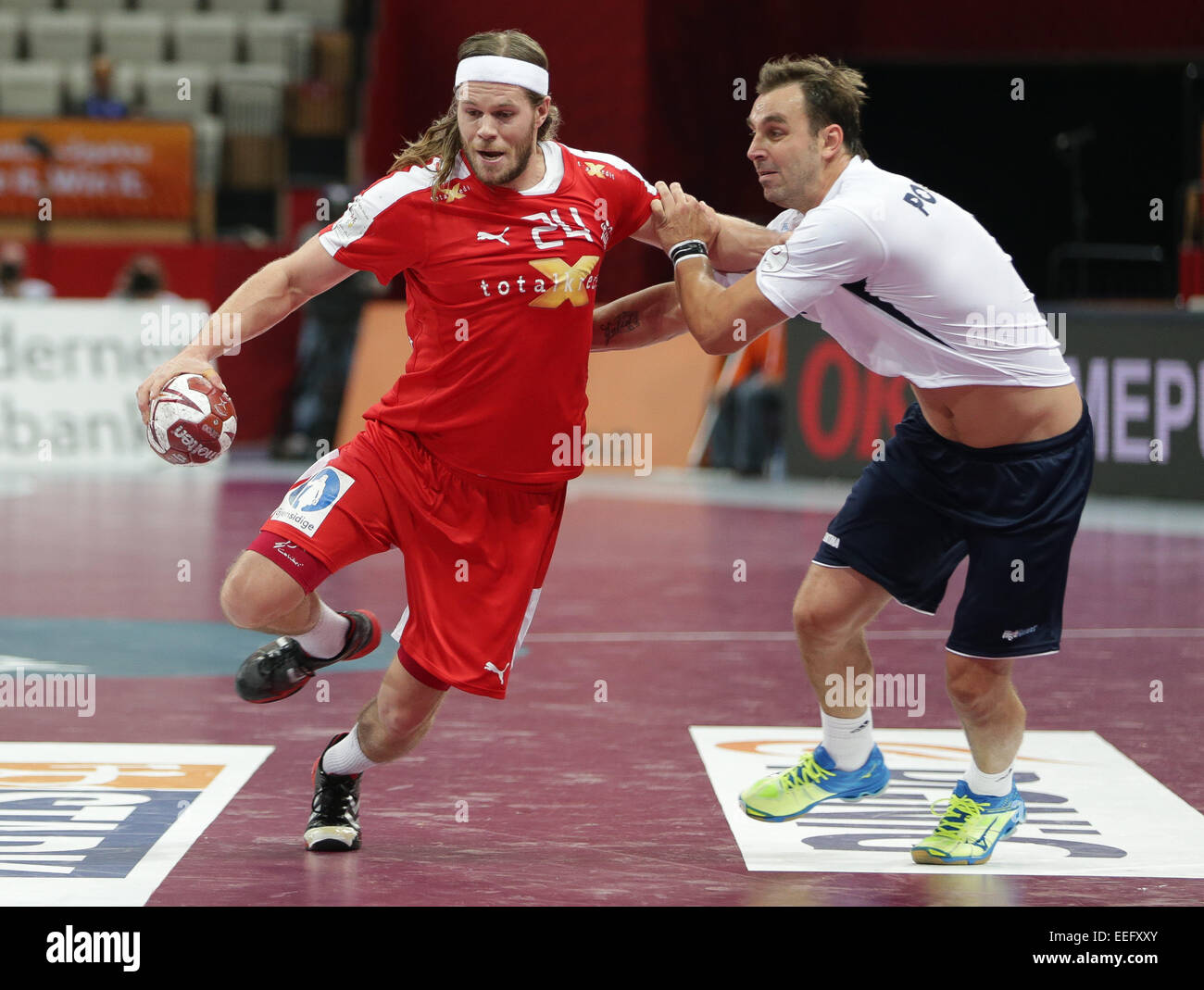 Denmarks's Mikkel Hansen (l) und Argentina's Pablo Portela challenge ...