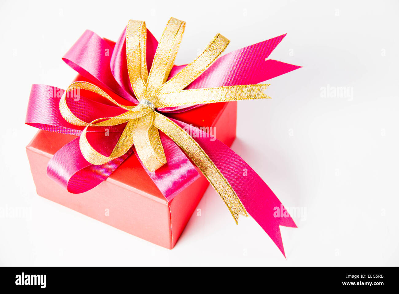 Gold gift box with ribbon and bow isolated on white background Stock ...