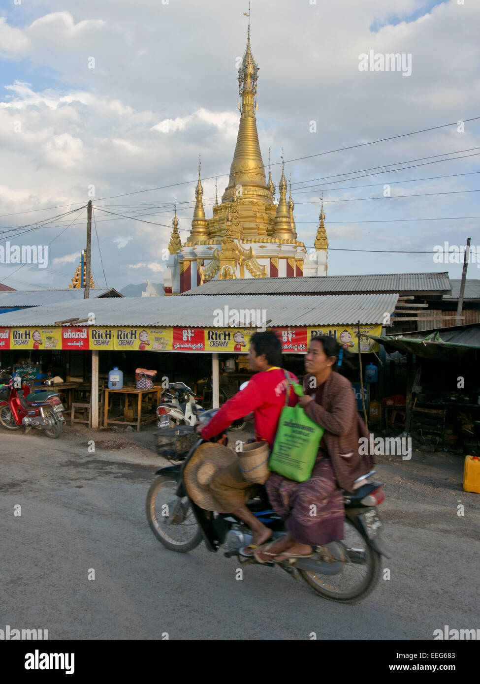 Shan couple hi-res stock photography and images - Alamy