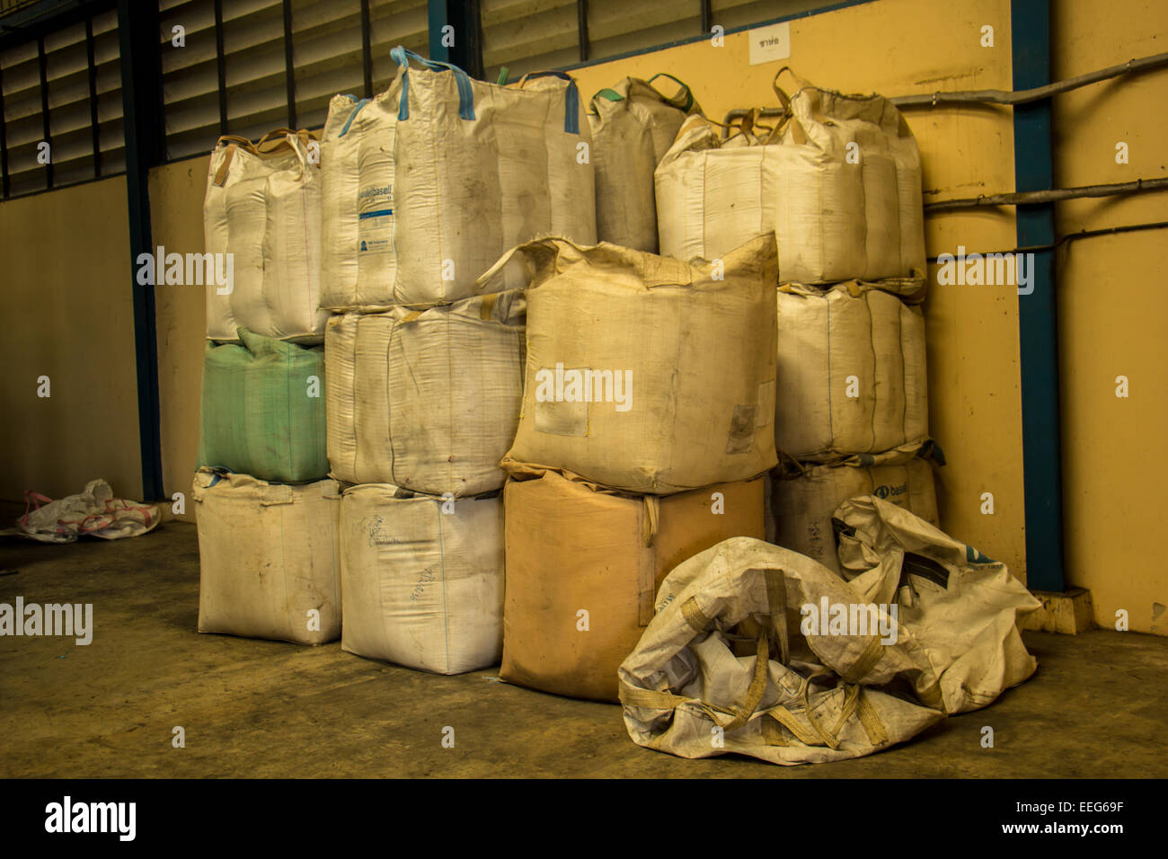 group; heap; heavy; industrial; junkyard; landfill; large; levy; messy ...