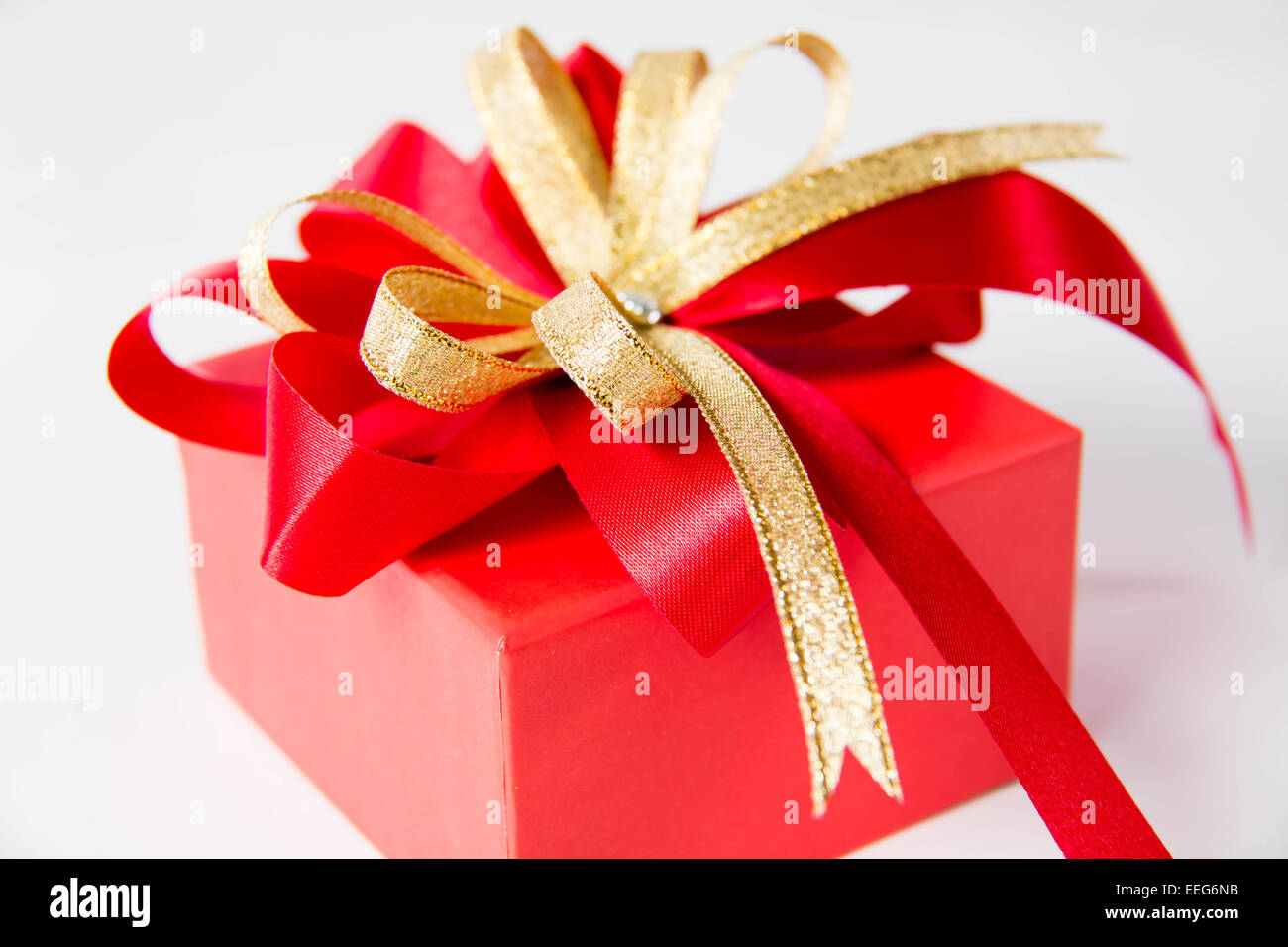 Gold gift box with ribbon and bow isolated on white background Stock ...