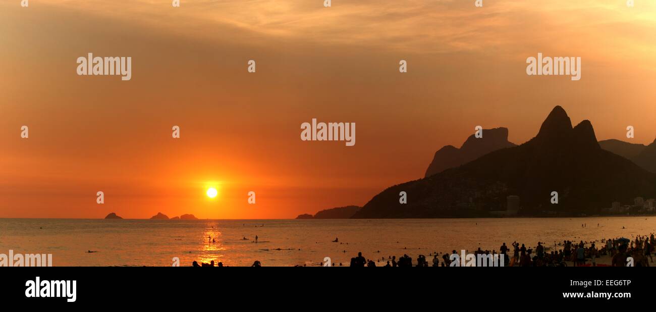 Rio de Janeiro, Brazil, 16th January 2015. Sunset in Rio: people at ...