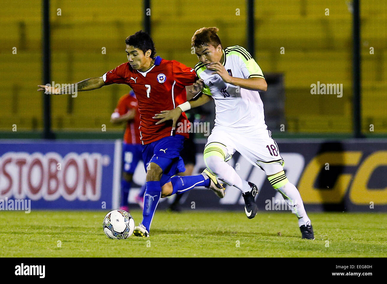 Maldonado, Uruguay. 17th Jan, 2015. Chile's Luciano Cabral (L) vies ...