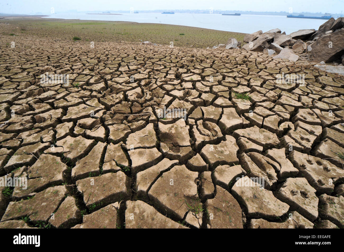 Dried up riverbed hi-res stock photography and images - Alamy