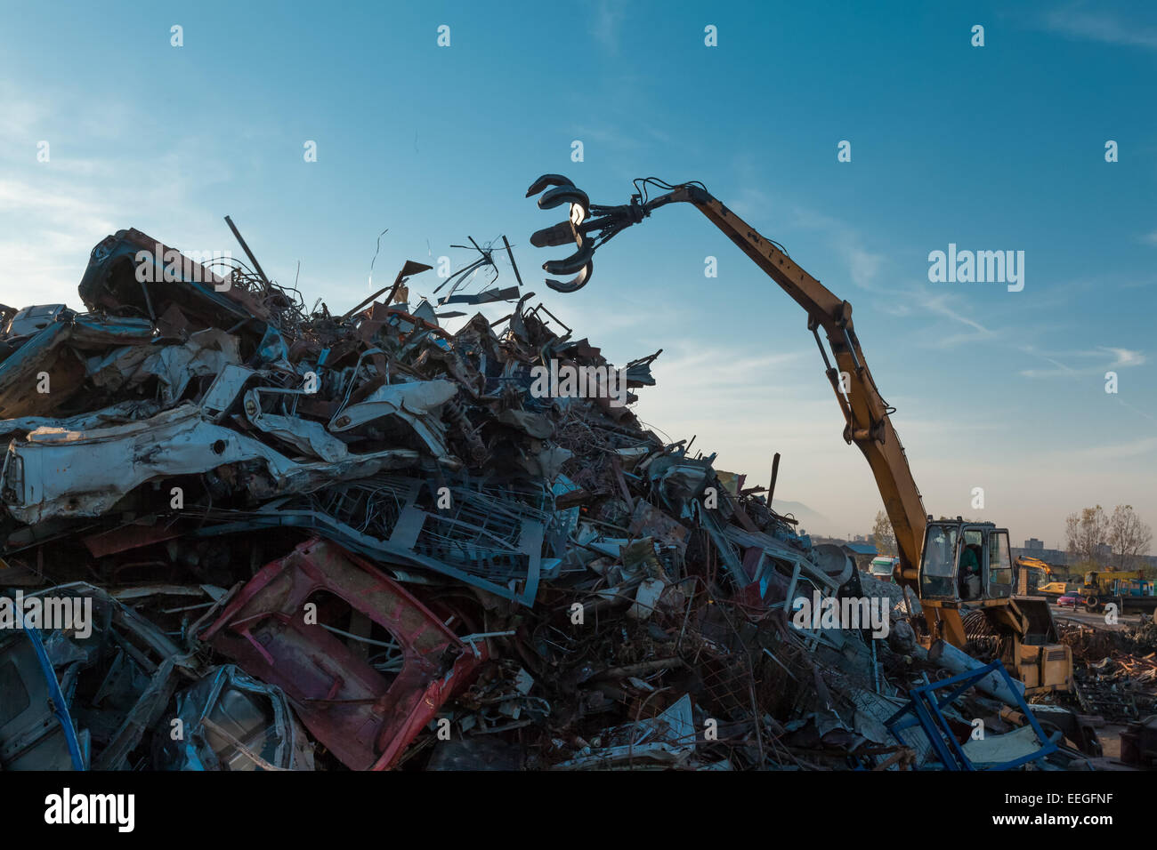 Car junkyard crane hi-res stock photography and images - Alamy