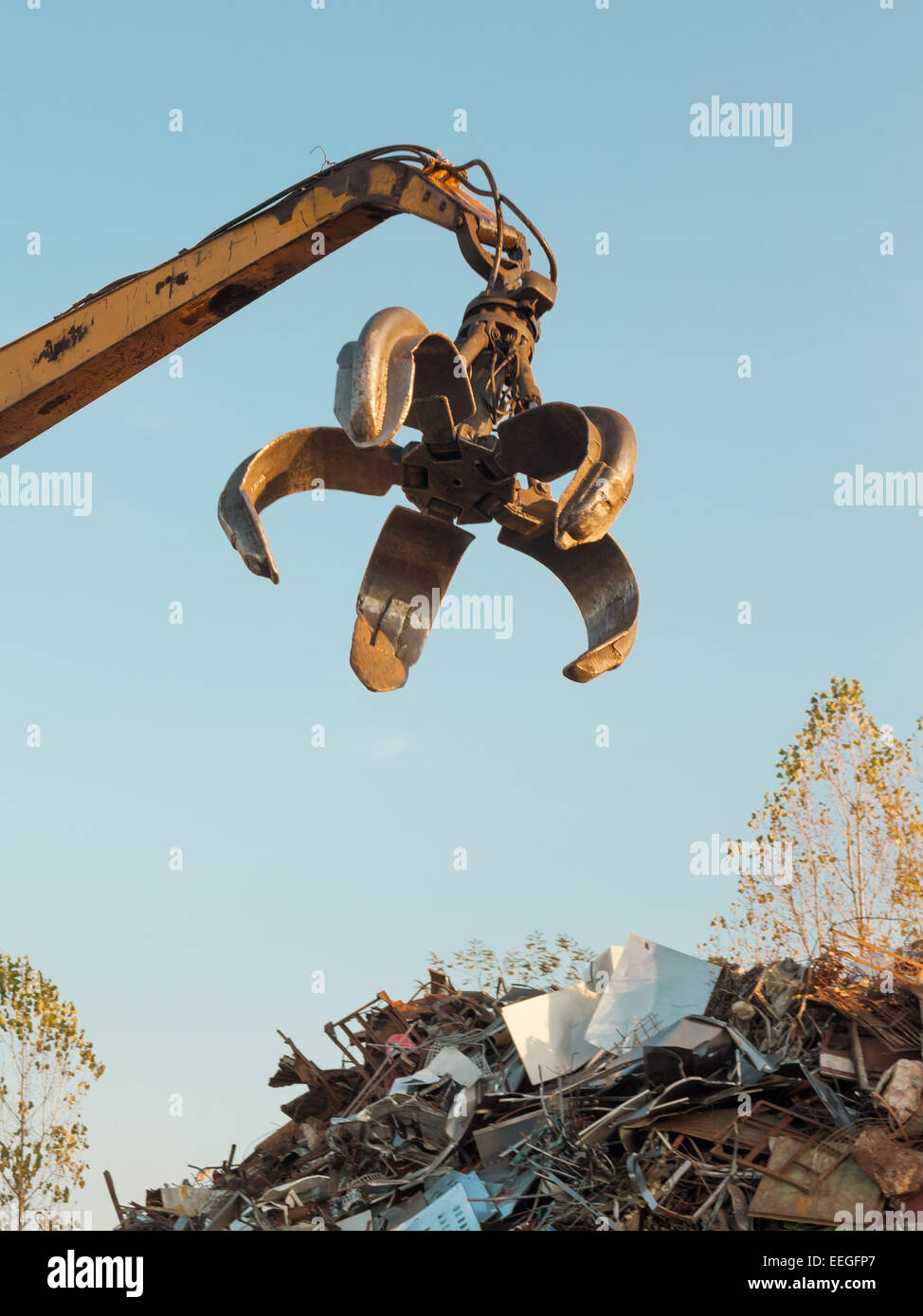 Junk yard crane hi-res stock photography and images - Alamy