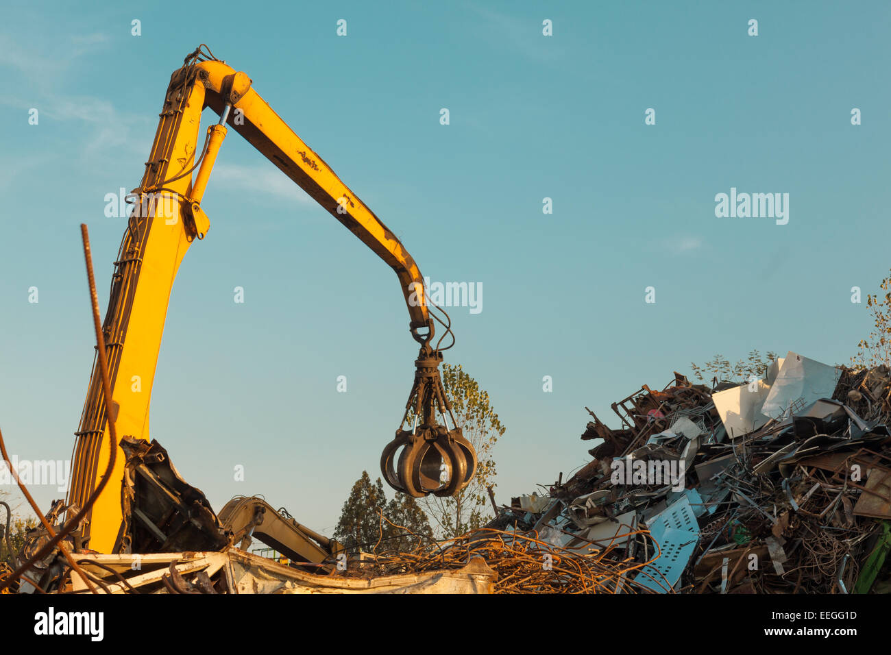 Scrap yard claw hi-res stock photography and images - Alamy