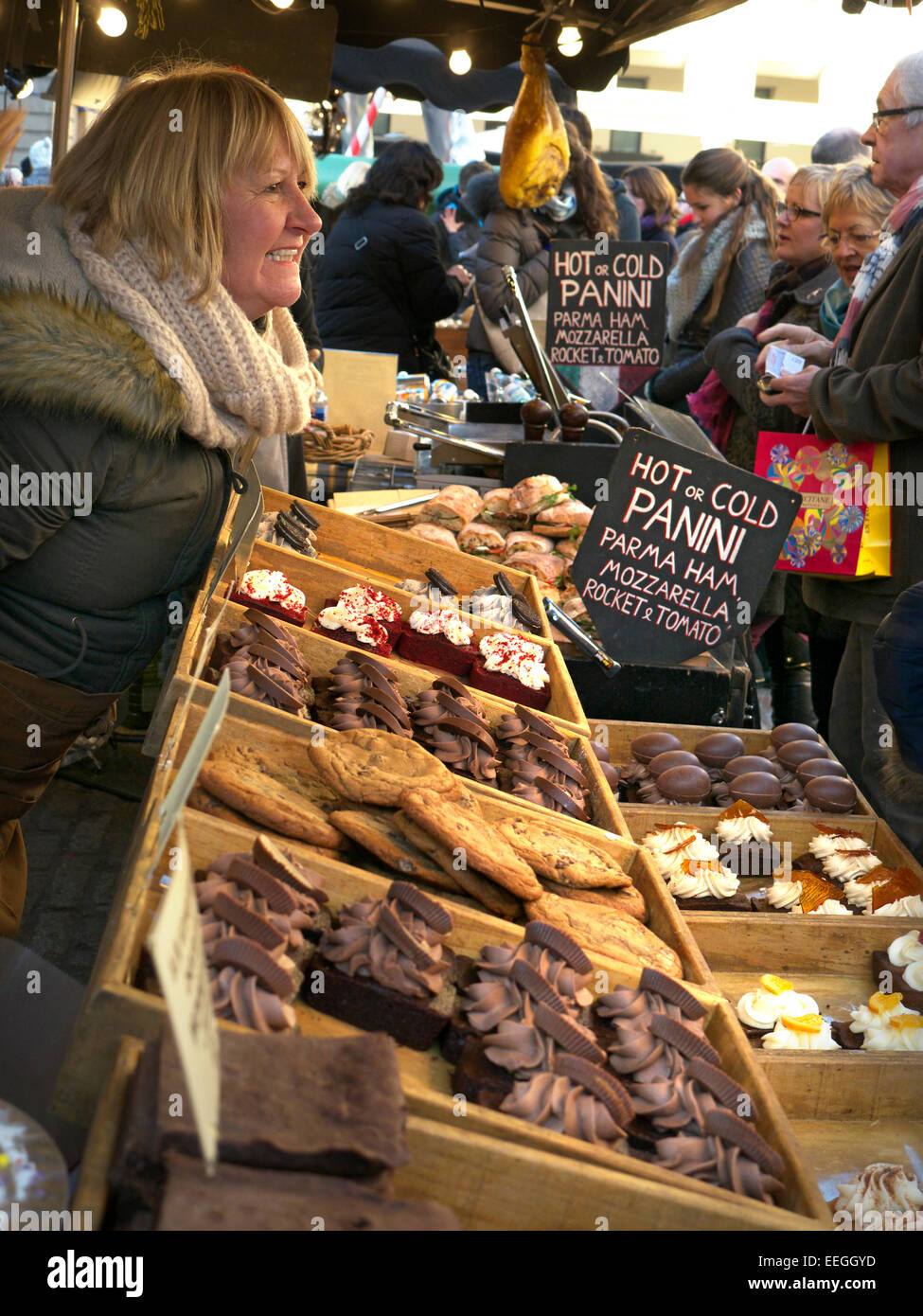 Food stalls london hi-res stock photography and images - Alamy