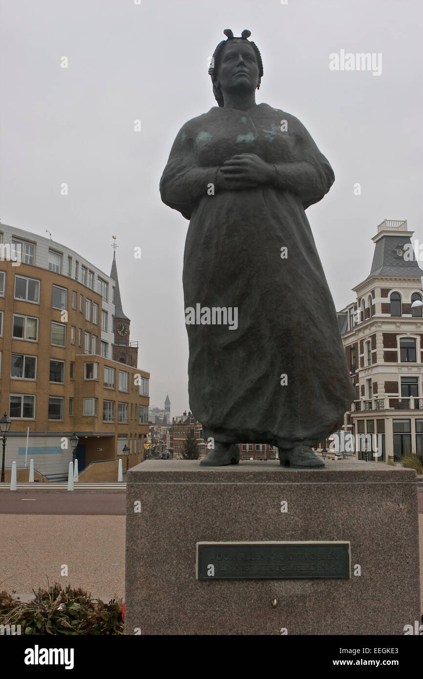 Vissersvrouw - fishing woman: a statue remembering fishermen lost at ...