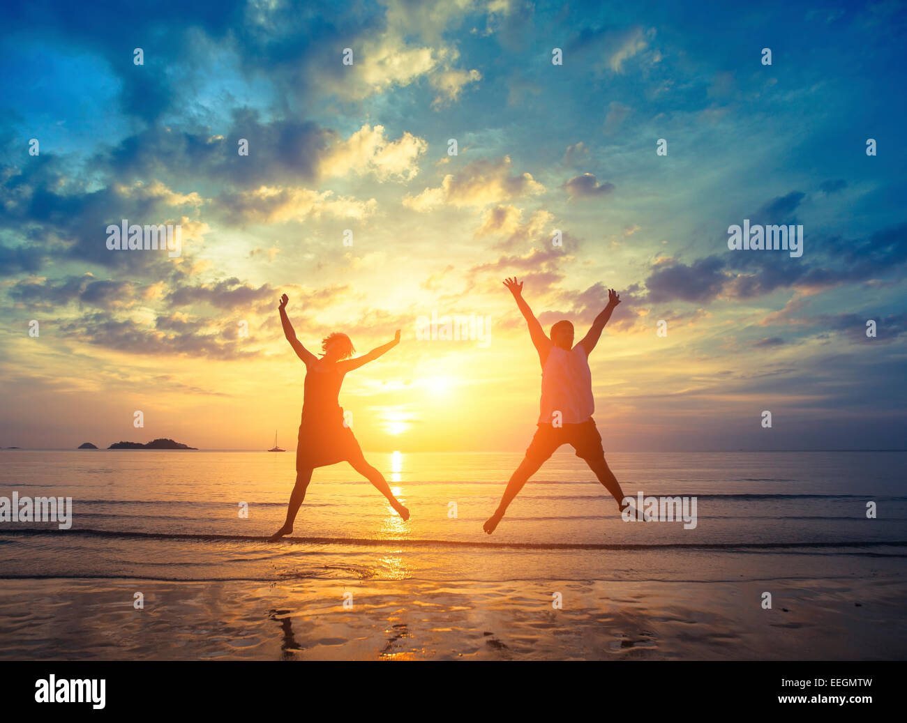 Couple jumping silhouette hi-res stock photography and images - Alamy