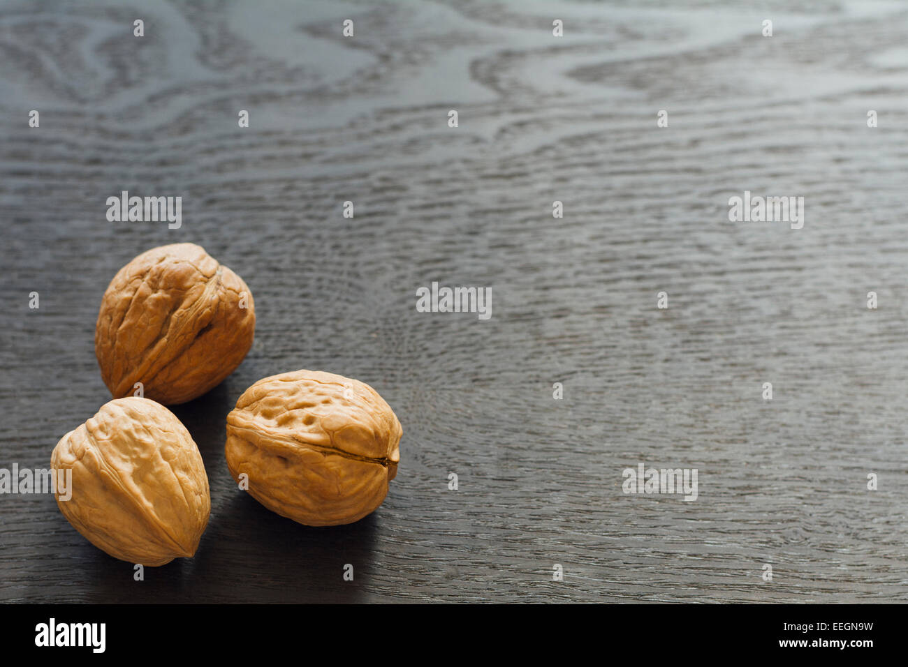 Whole walnuts in the shell Stock Photo - Alamy