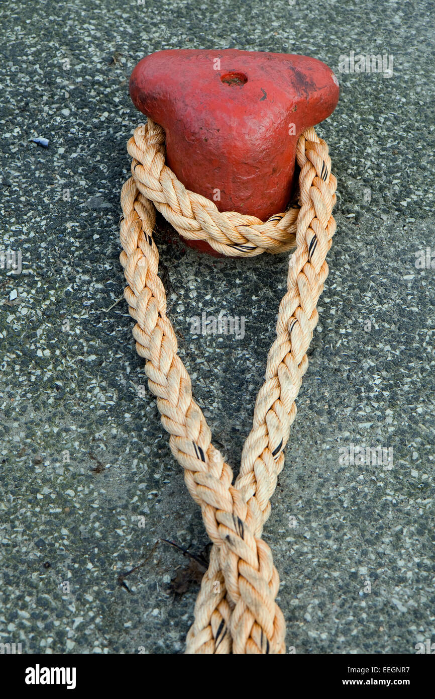 Red bollard with mooring rope on a pier Stock Photo - Alamy