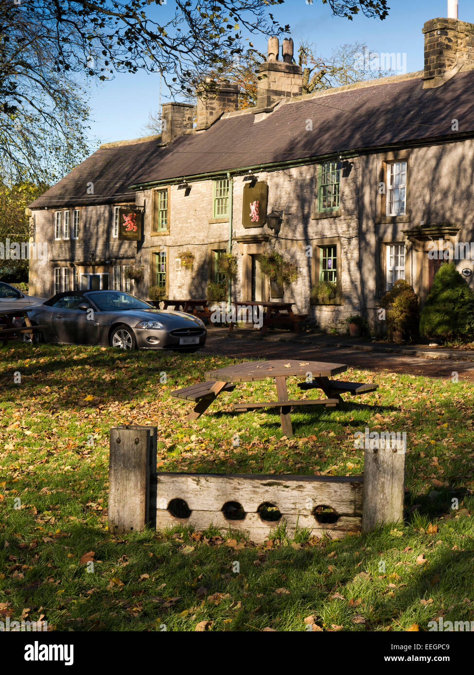 UK, Derbyshire, Tideswell, Litton village Green, stocks and Red Lion ...
