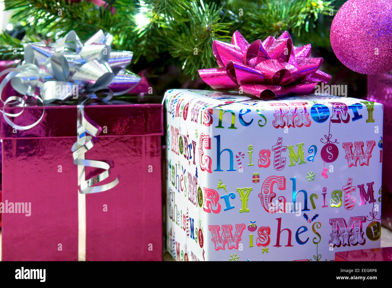 Presents under tree hi-res stock photography and images - Alamy