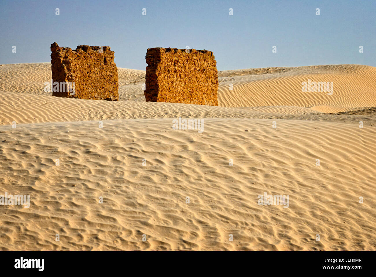 abandoned ruined building in the sahara desert at Douz Tunisia Stock ...