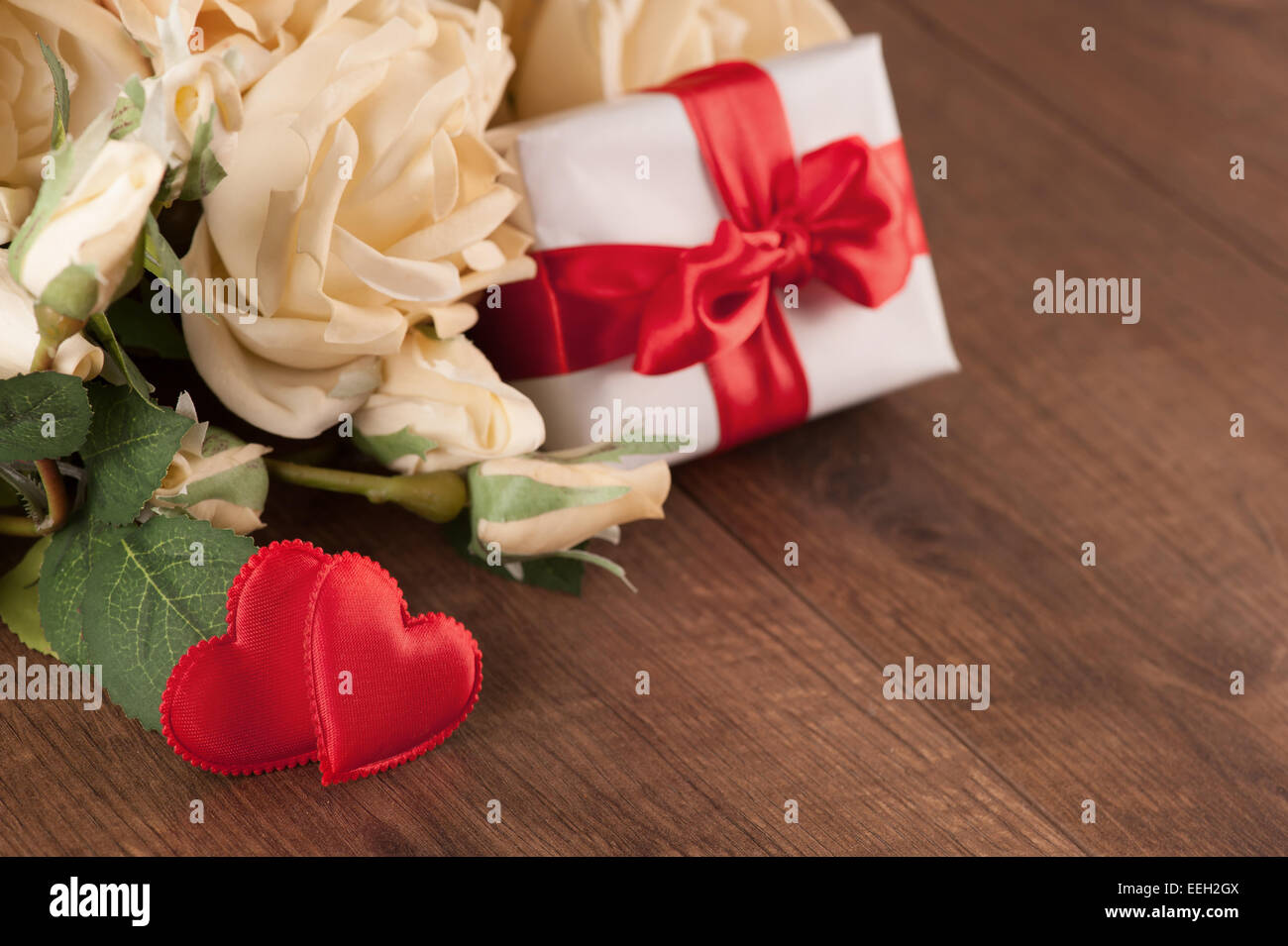 Bouquet of white roses and gift box Stock Photo - Alamy