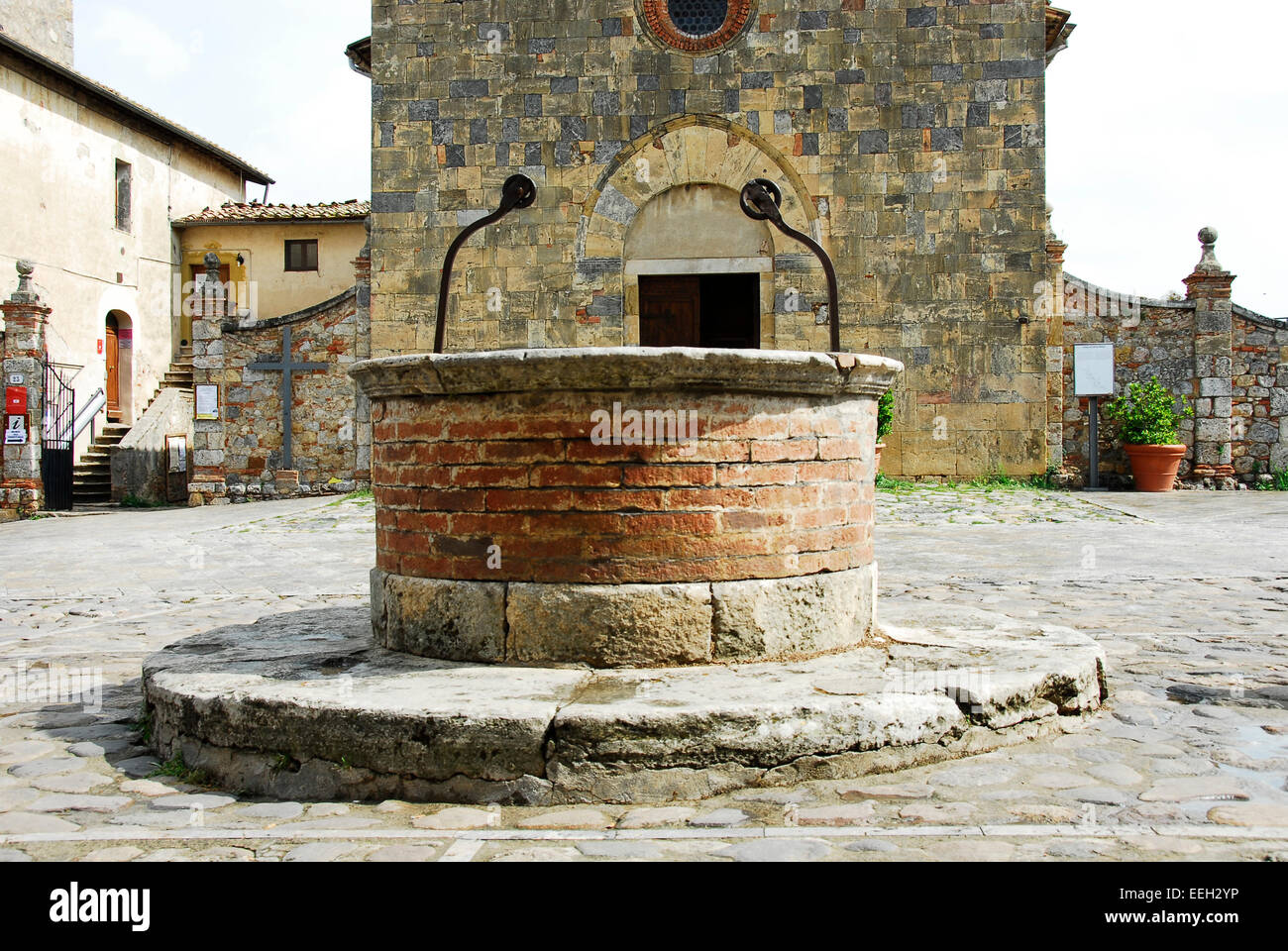 Well in the center of town in Monteriggioni Stock Photo - Alamy