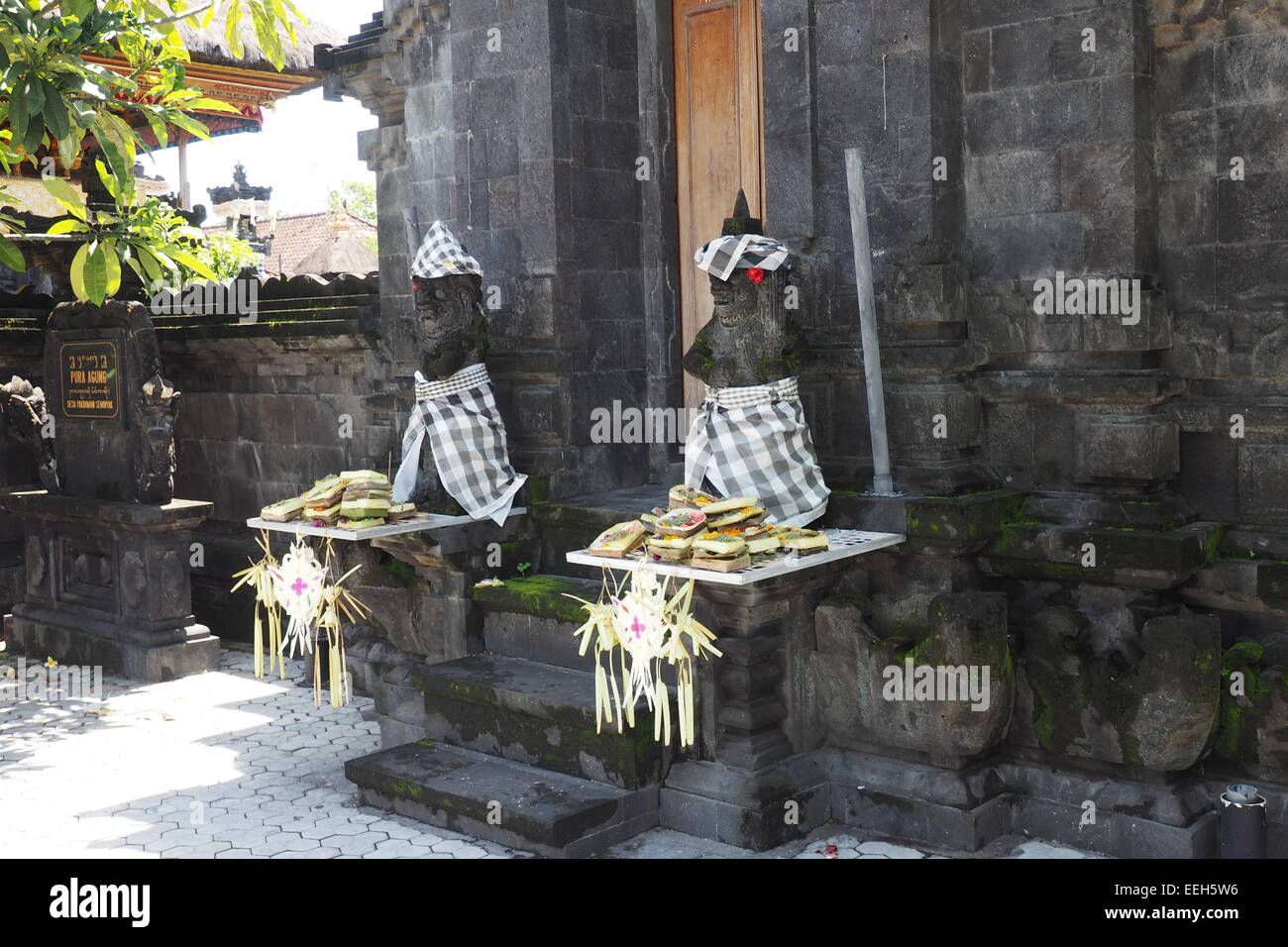 Entrance to Hindu temple in Seminyak Bali Stock Photo - Alamy