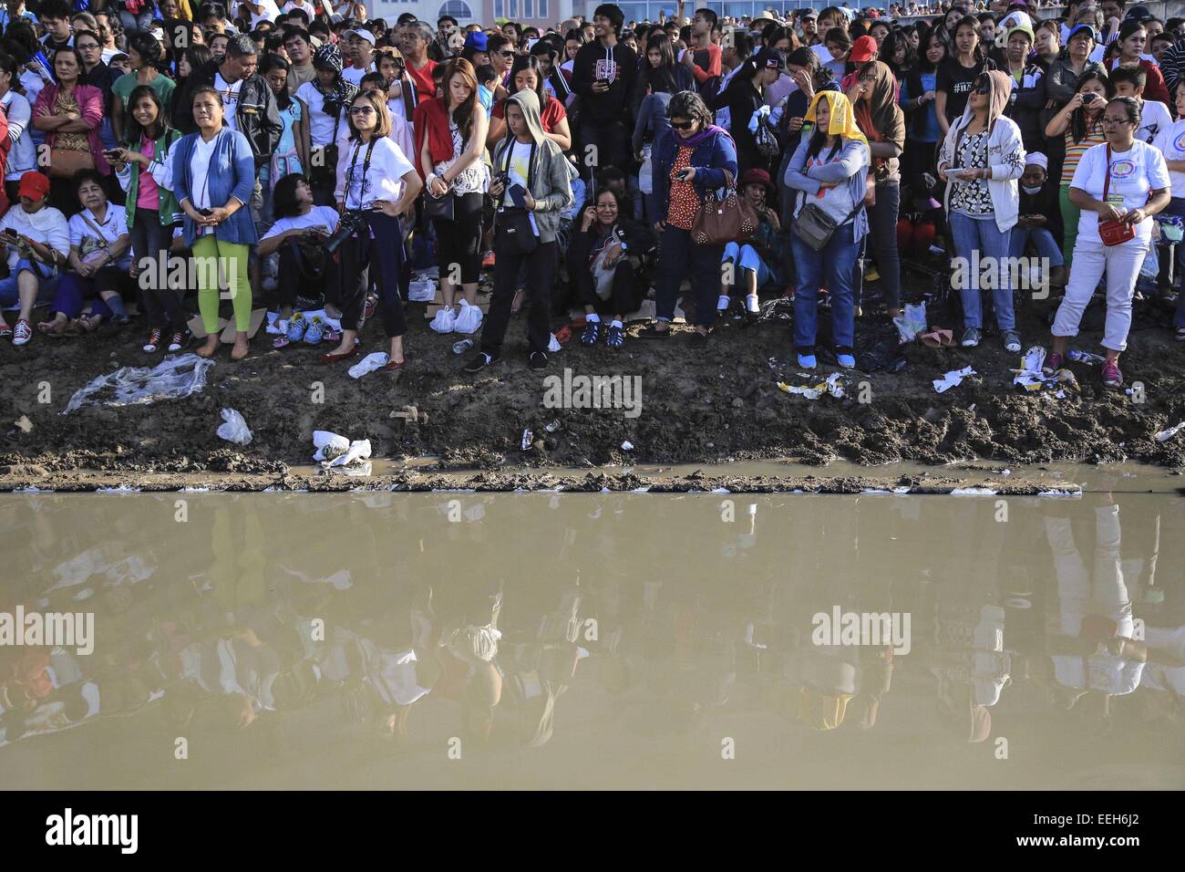 Manila, Philippines. 19th Jan, 2015. Crowd gathering to the Villamor ...