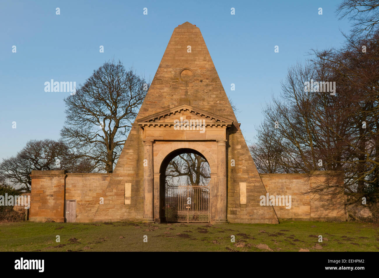 Obelisk gates hi-res stock photography and images - Alamy