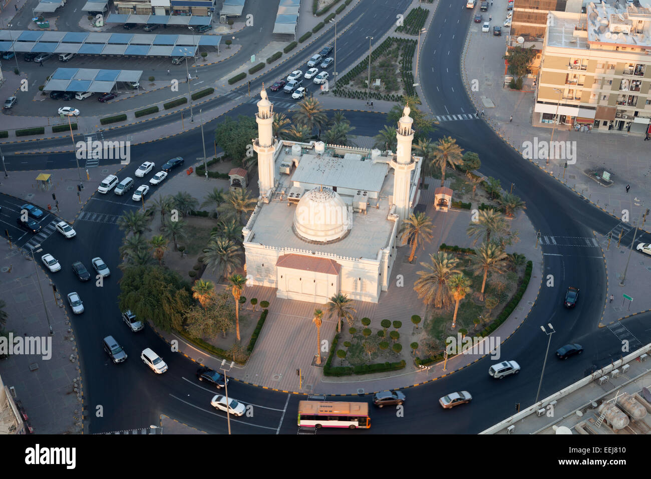 Mosque in the roundabout in Kuwait City Stock Photo - Alamy