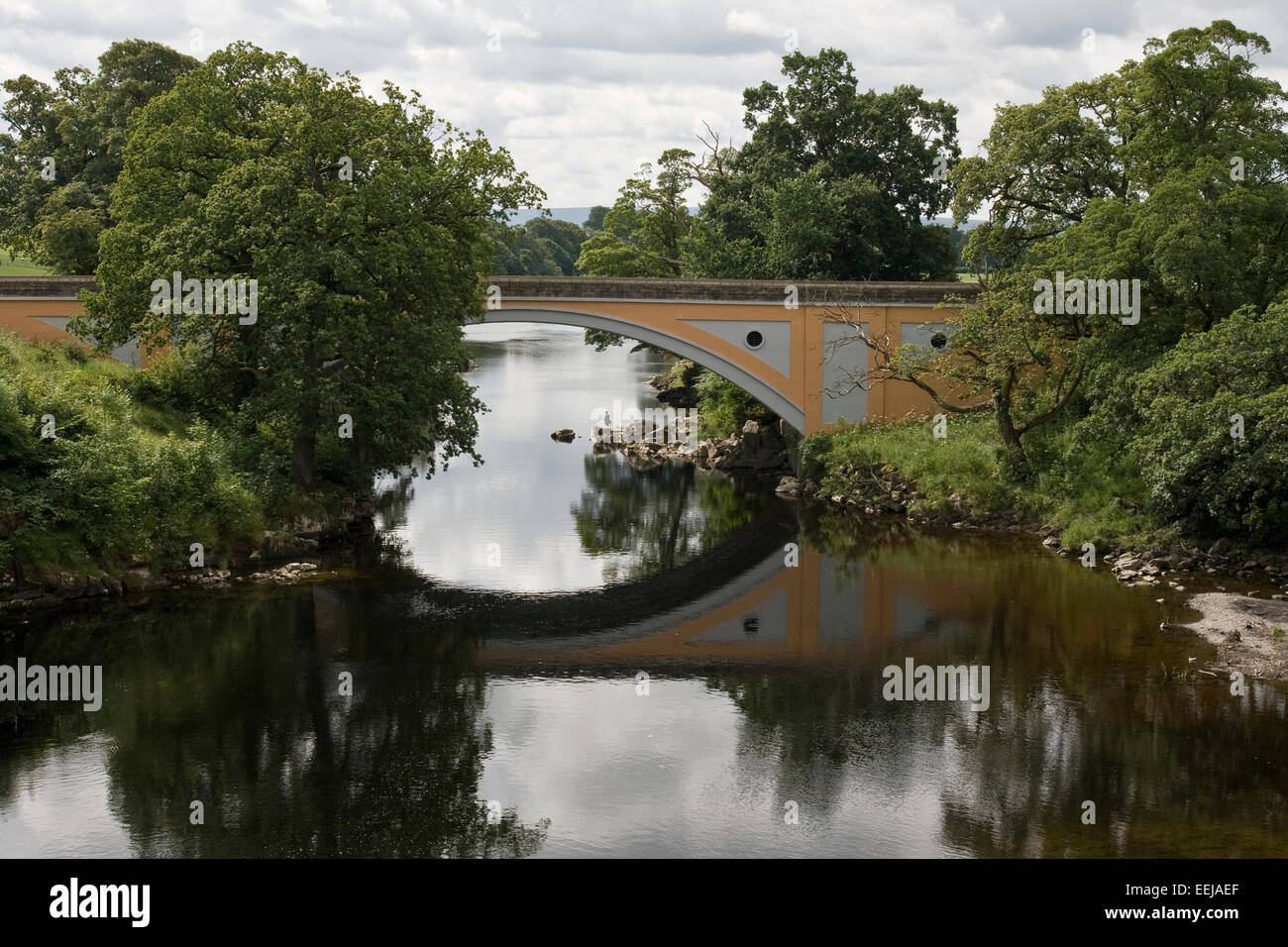 Bridge scenic trees hi-res stock photography and images - Alamy