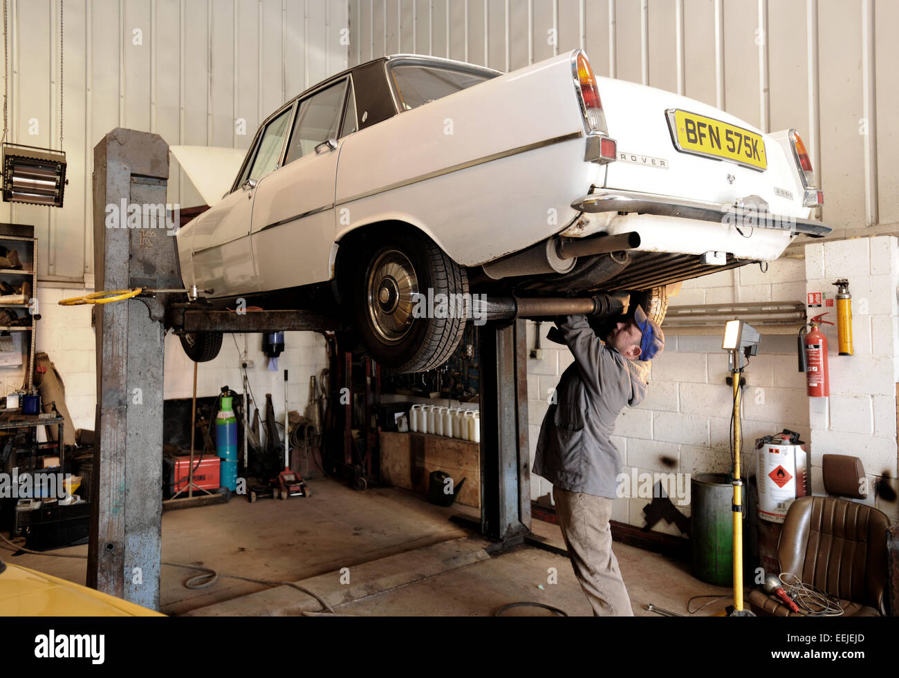 Classic car garage hi-res stock photography and images - Alamy