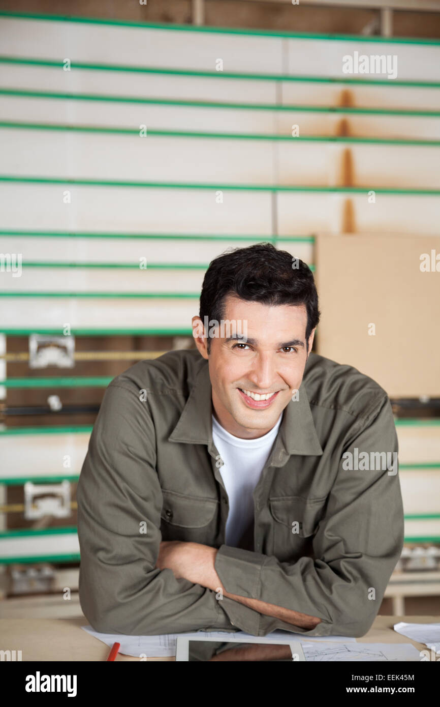 Worker leaning on table hi-res stock photography and images - Alamy