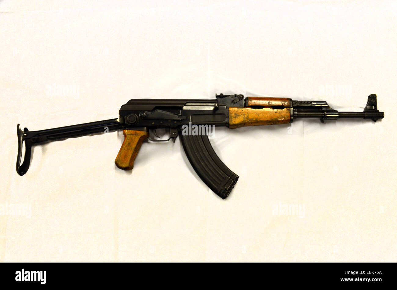 AK47 7.62mm USSR 1974 onwards with folding metal butt Stock Photo - Alamy