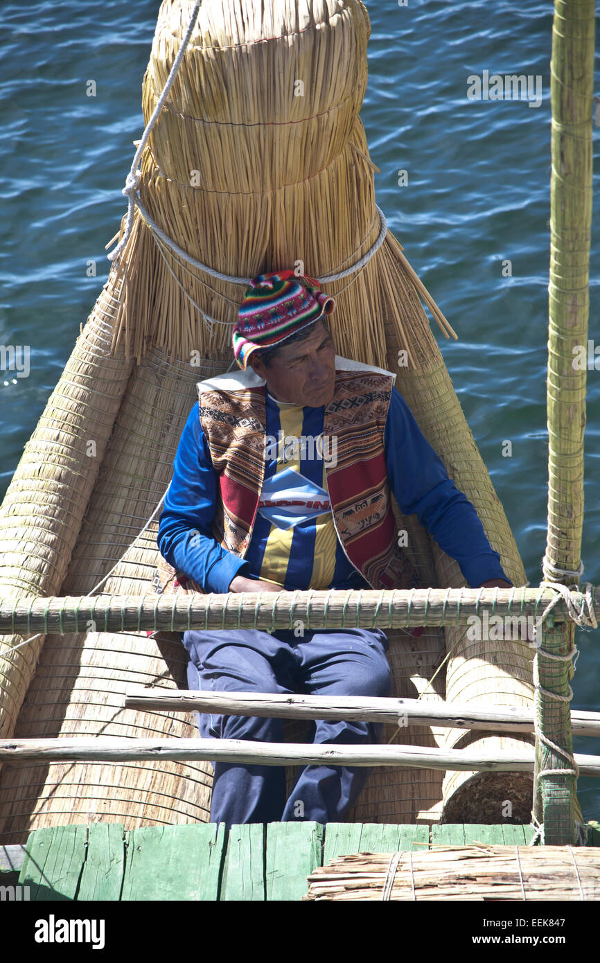 Reed boat peru hi-res stock photography and images - Alamy