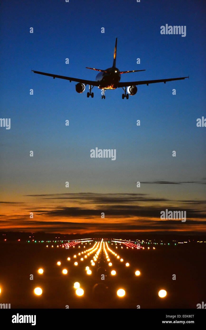 Airport runway lights hi-res stock photography and images - Alamy