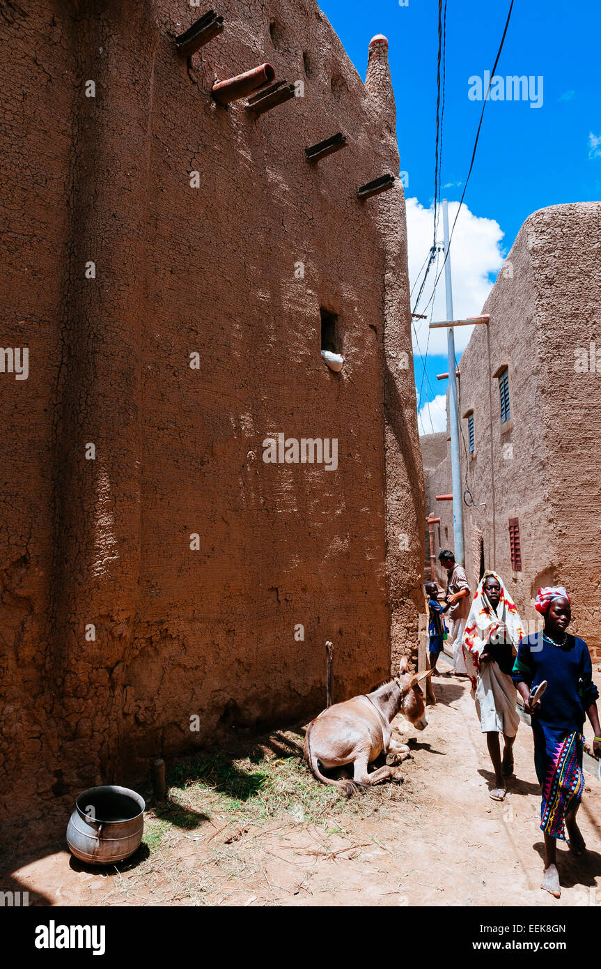 African adobe structure hi-res stock photography and images - Alamy