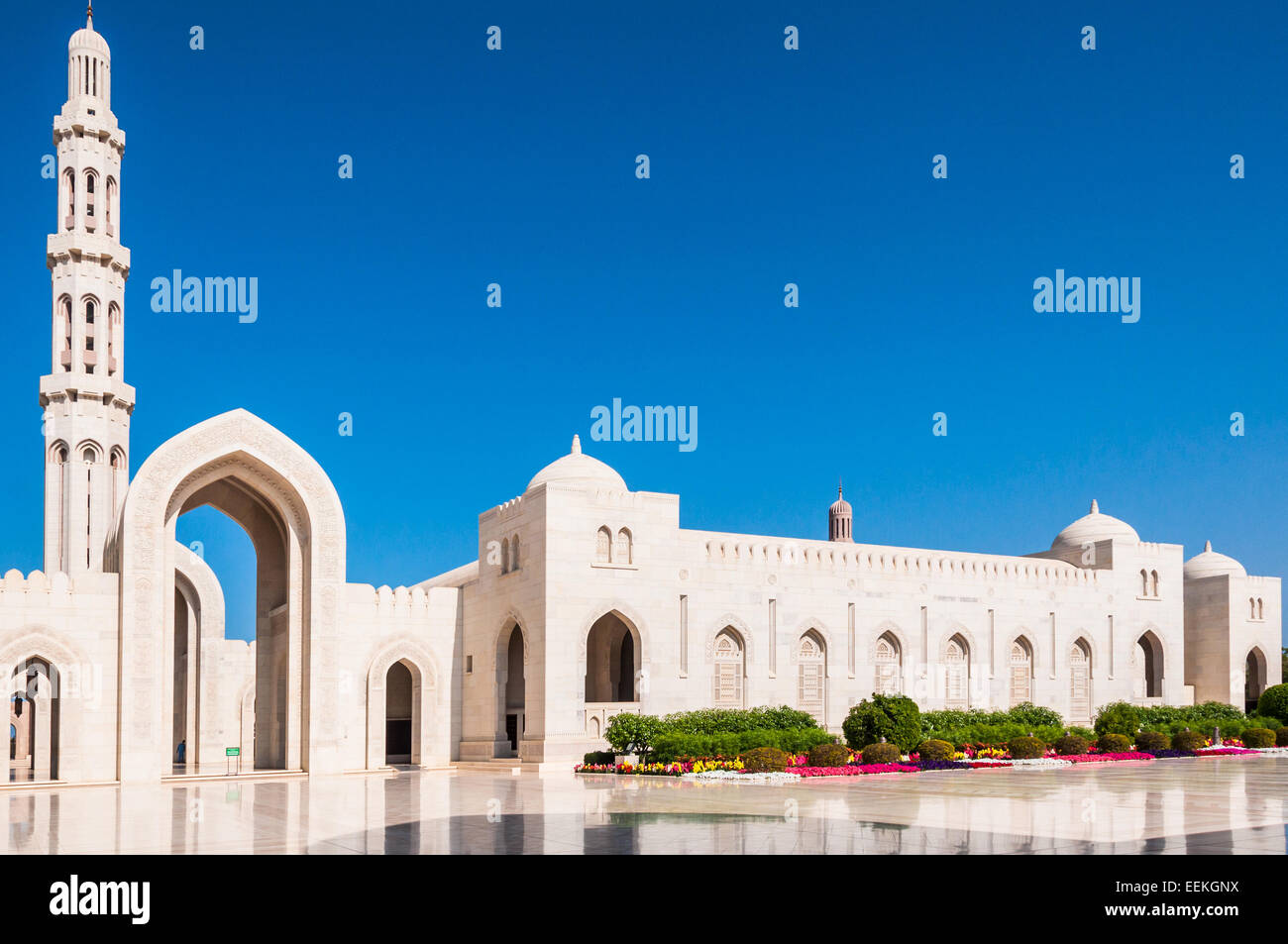 View of courtyard of Sultan Qaboos Mosque, Muscat,Oman Stock Photo - Alamy