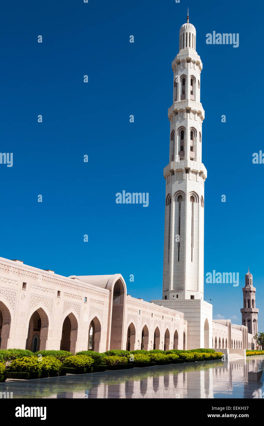 Courtyard of Sultan Qaboos Grand Mosque, Muscat, Oman Stock Photo - Alamy