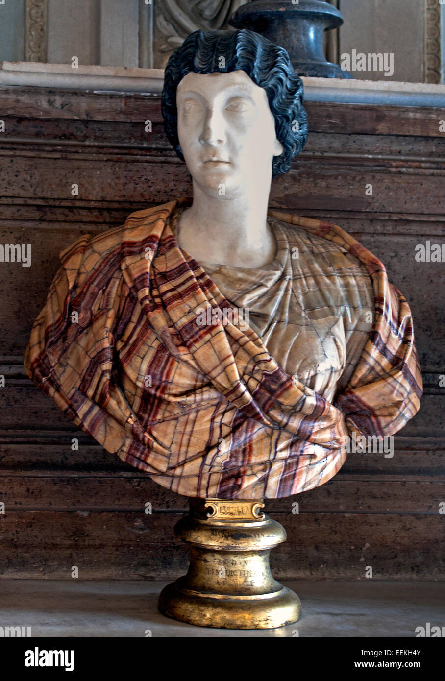 Statues bust hi-res stock photography and images - Alamy