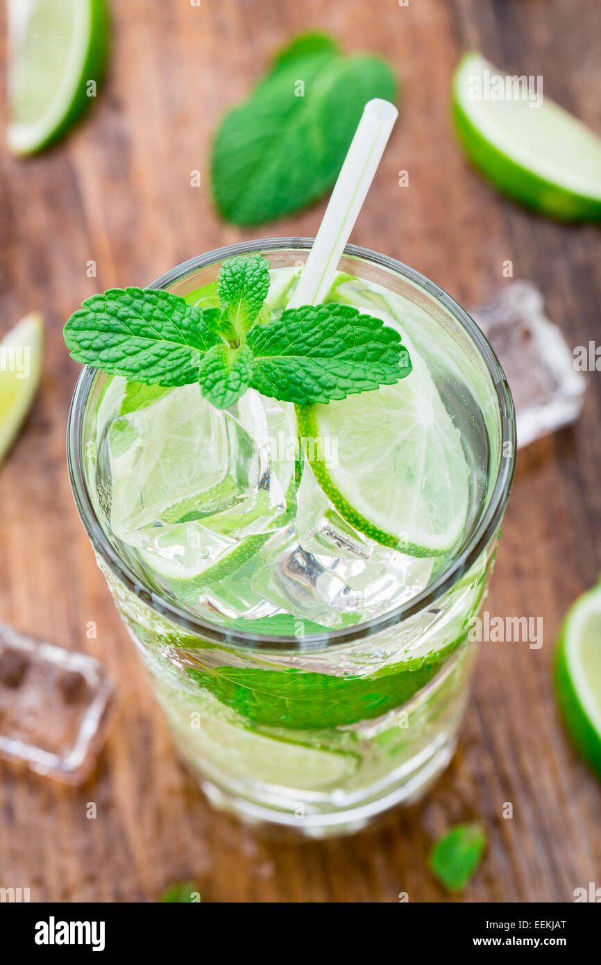 Cocktail with lime and mint Stock Photo - Alamy