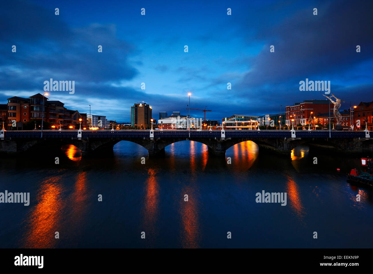 river lagan and queens bridge in the blue hour in city centre belfast ...